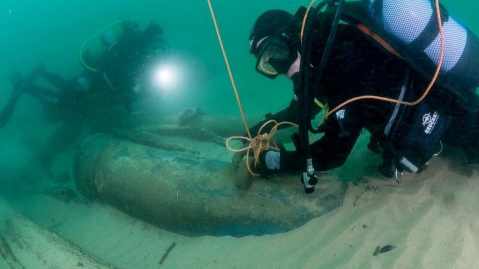 Dutch sea search stumbles on 'oldest' shipwreck - BBC News