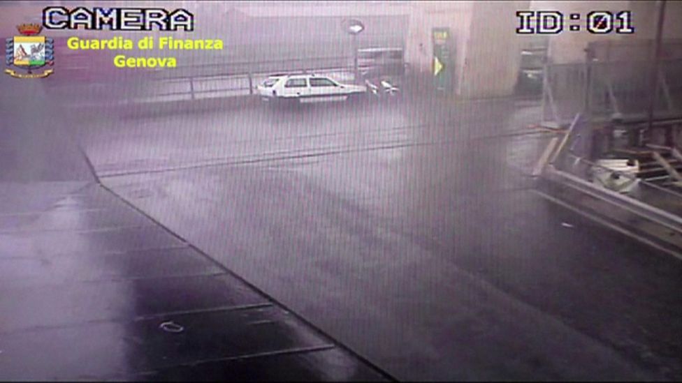 Morandi Genoa bridge: Towers demolished after evacuations - BBC News