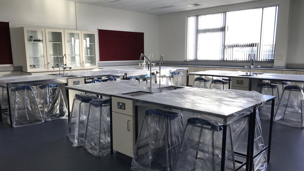 Historic move for Derry's 400-year-old Foyle College - BBC News