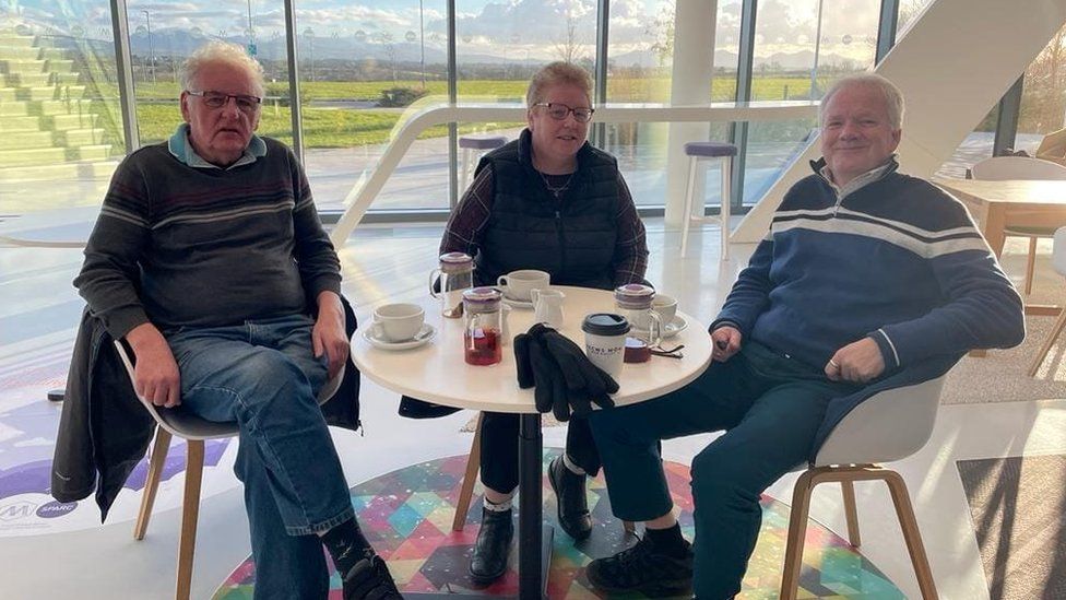 Adrodd ei hanes yn brofiad 'cathartig' i Noel Thomas - BBC Cymru Fyw