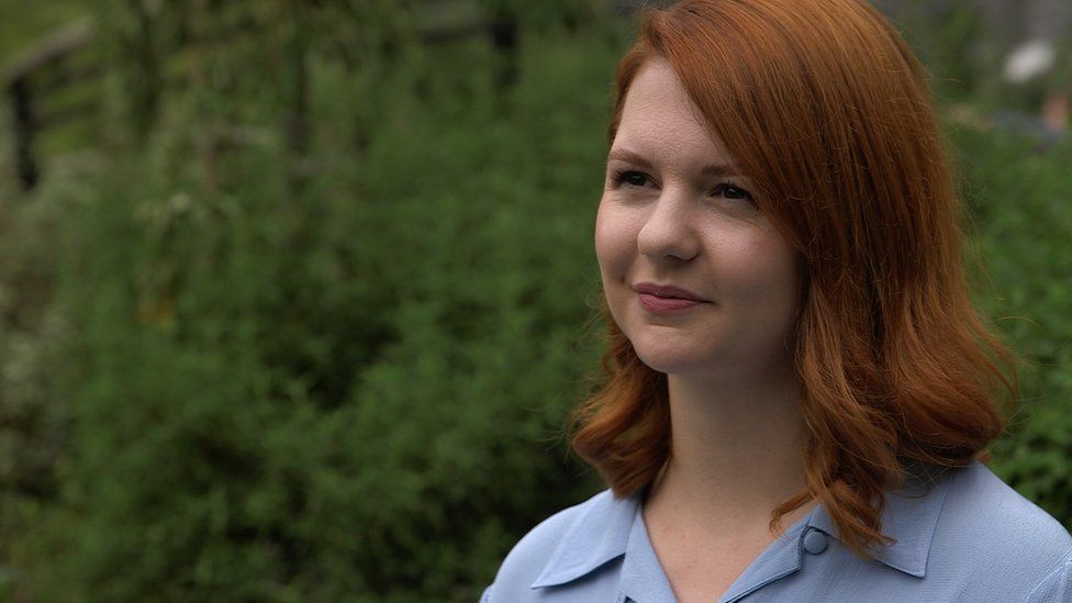 Rhybudd bod mwy o bobl ifanc yn rhannu lluniau noeth - BBC Cymru Fyw