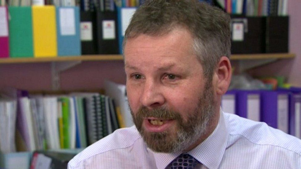 NI schoolchildren 'should receive free fruit or veg' - BBC News