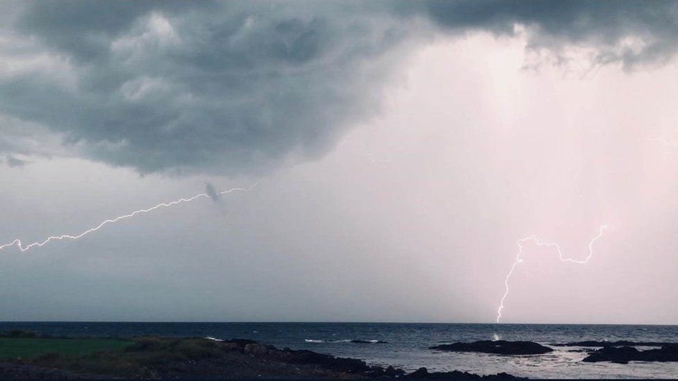 Weather warning: Winds and thunder set for weekend - BBC News