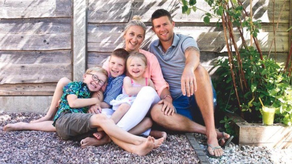 Coronavirus support bubble families prepare to reunite - BBC News