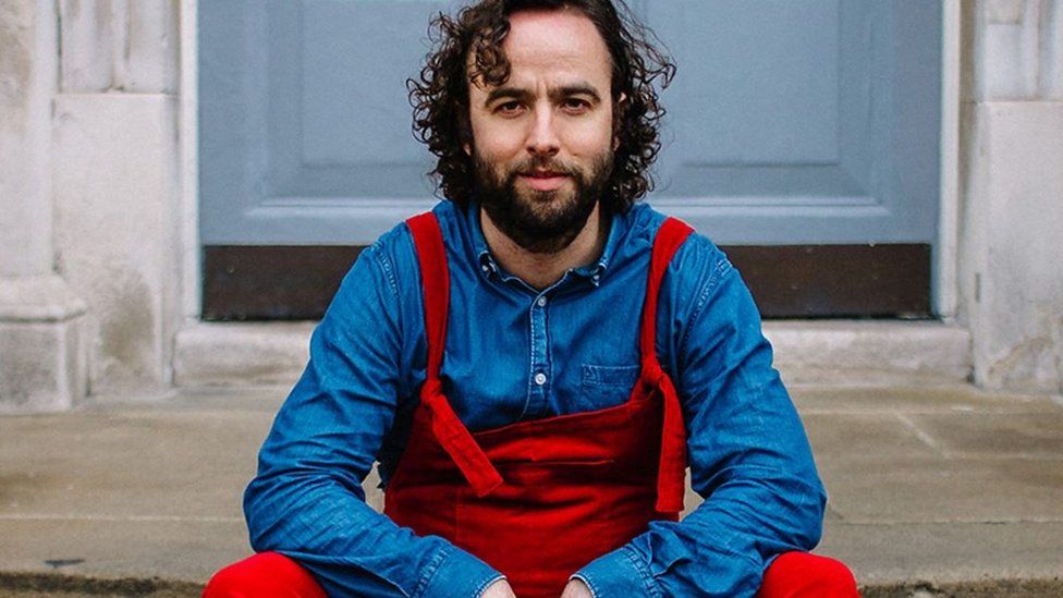 Daf James yn dod â'r Gymraeg i primetime - BBC Cymru Fyw