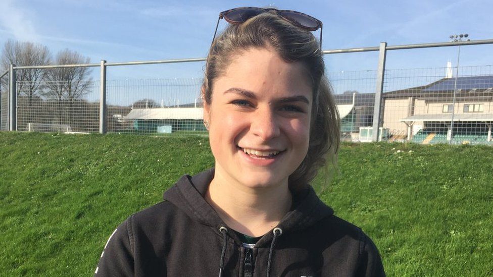 Ymchwil i geisio atal cyfergyd mewn rygbi merched - BBC Cymru Fyw