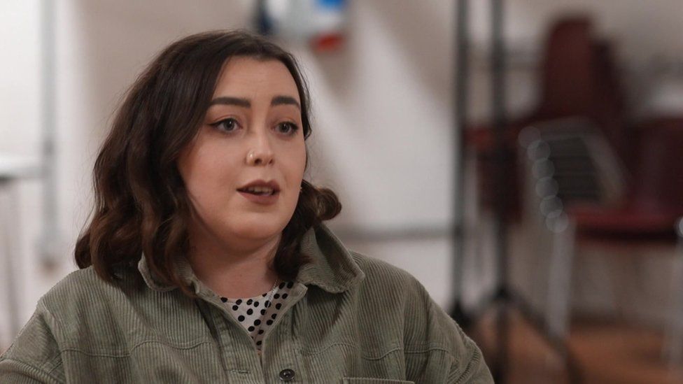 'Rhaid gwrando ar bobl anabl yn y byd creadigol' - BBC Cymru Fyw