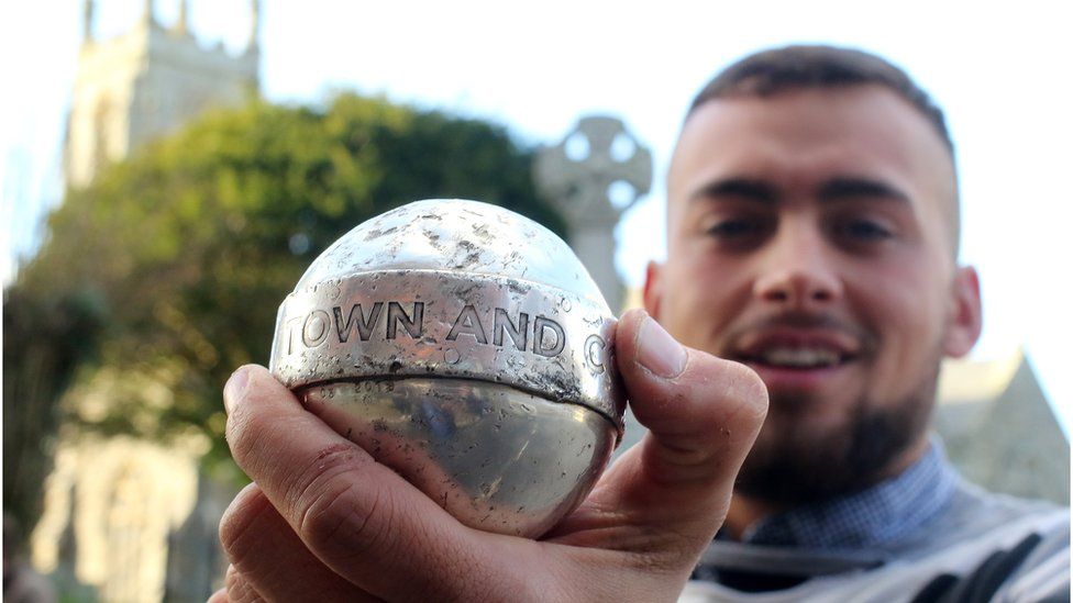 St Ives: Hurling the Silver Ball tradition kept alive - BBC News