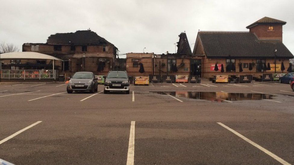 Northampton Sixfields pub staff praised over fire - BBC News