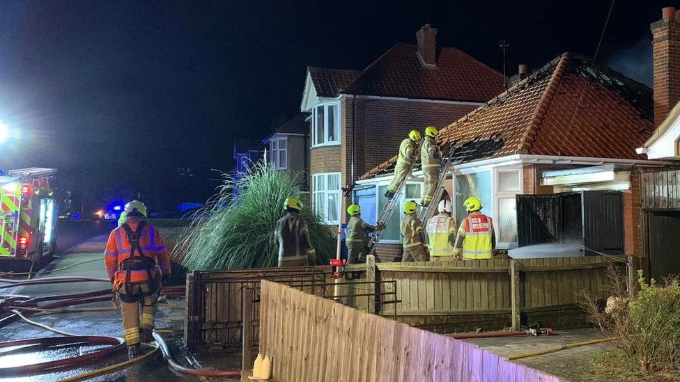 Man arrested for arson over Ipswich bungalow fire - BBC News