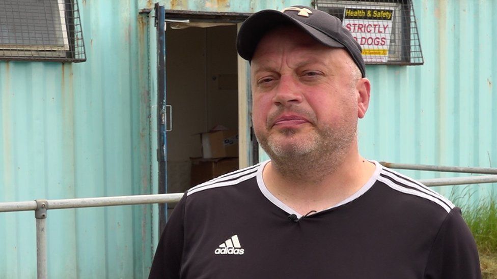 Rhai cyfleusterau pêl-droed llawr gwlad yn 'warthus' - BBC Cymru Fyw