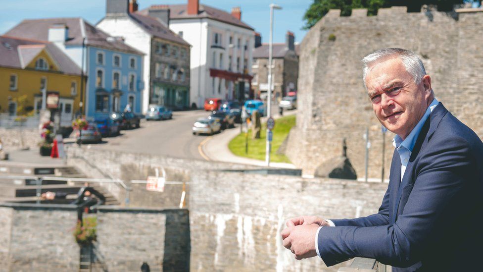 Media has 'work to do' explaining devolution - Huw Edwards - BBC News