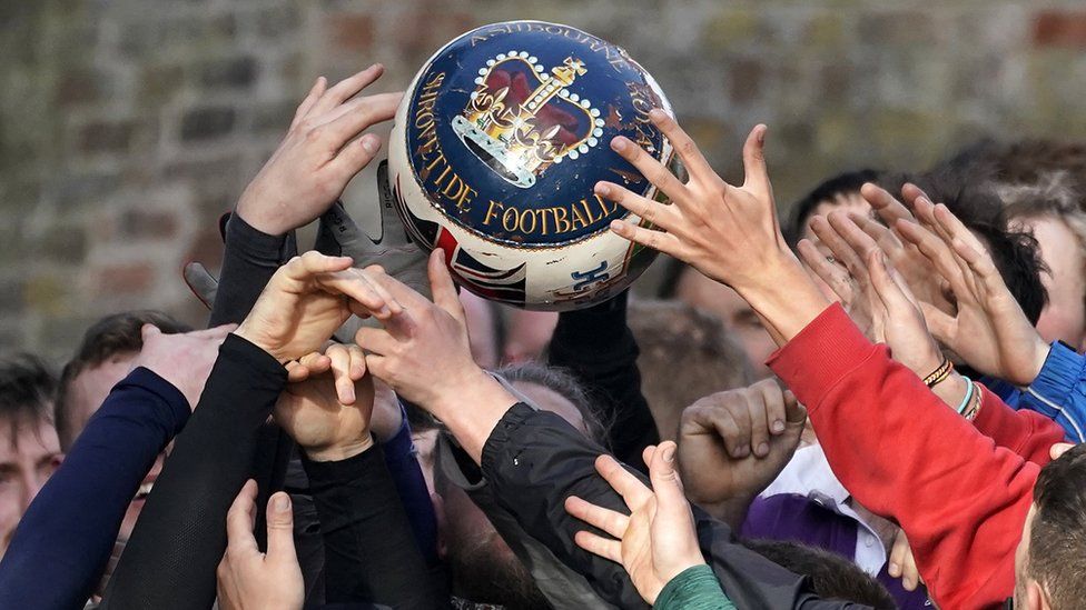 Royal Shrovetide Football: Ashbourne match ends in a 1-0 win - BBC News
