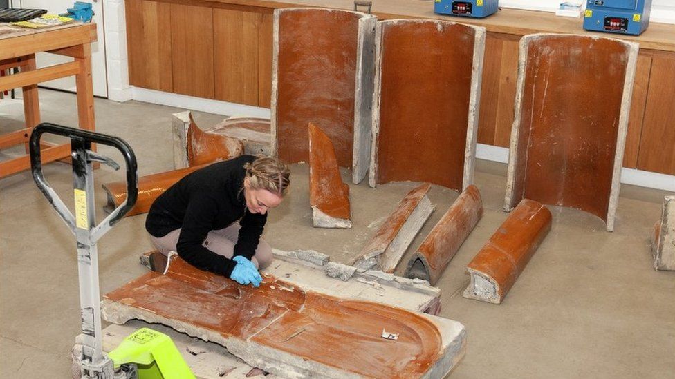 Llwyddo i achub toiledau wrth ailadeiladu hen dafarn - BBC Cymru Fyw