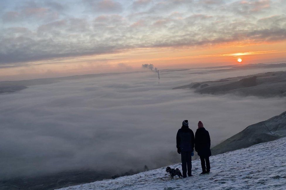 Mam Tor: Apps and social media draw crowds to cloud inversion - BBC News