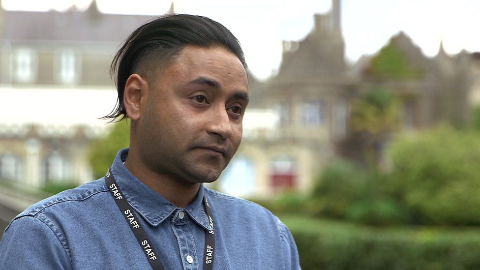 Covid: Cwarantîn a chyfnod clo yn bosib i fyfyrwyr - BBC Cymru Fyw