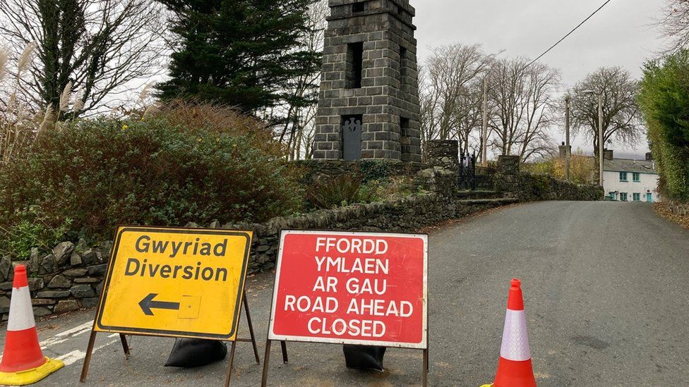 Mam 'mewn hunllef' wedi marwolaeth pedwar dyn ifanc - BBC Cymru Fyw