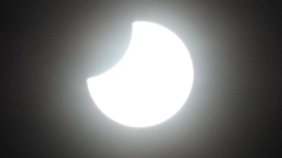 Yorkshire: Sky-watchers capture partial solar eclipse on camera - BBC News