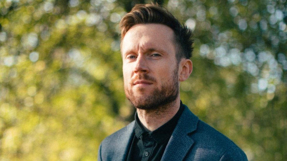 Ateb y Galw: Y cerddor Owain Roberts - BBC Cymru Fyw