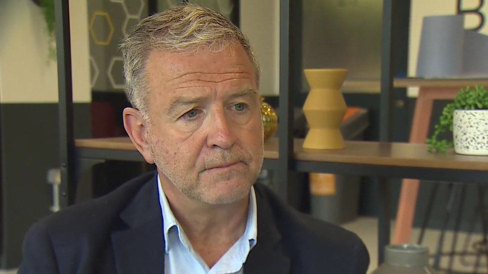 Achos Mwangi yn 'hunllef' ond 'does dim cefnogaeth i reithwyr' - BBC ...