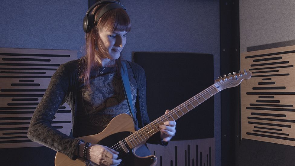 Fersiwn newydd Byd o Heddwch i ysbrydoli tîm rygbi Cymru - BBC Cymru Fyw