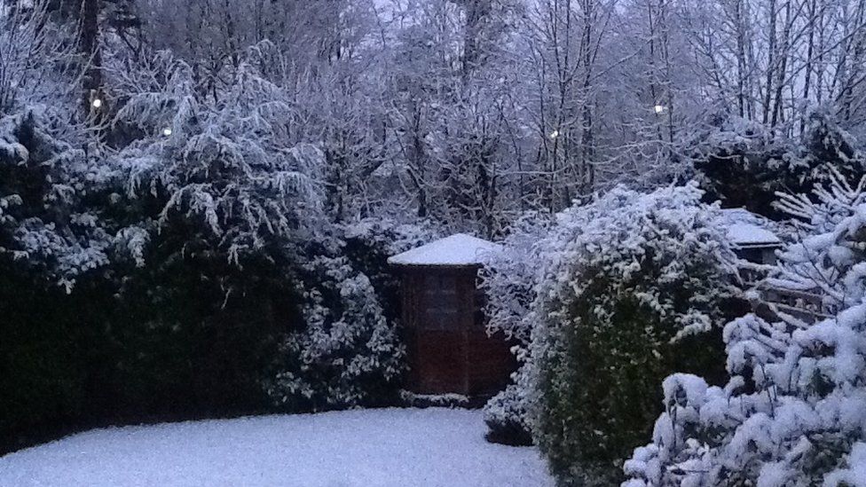 Snow sweeps UK: Your pictures - BBC News