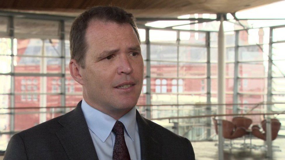 Gweinidog: 'Anodd' gosod trydedd lôn ar Bont Britannia - BBC Cymru Fyw