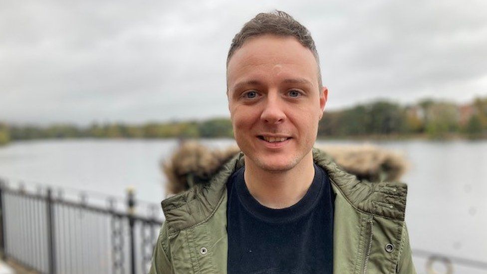 'Tyfu i fyny'n hoyw yng nghefn gwlad yn gyfnod unig' - BBC Cymru Fyw