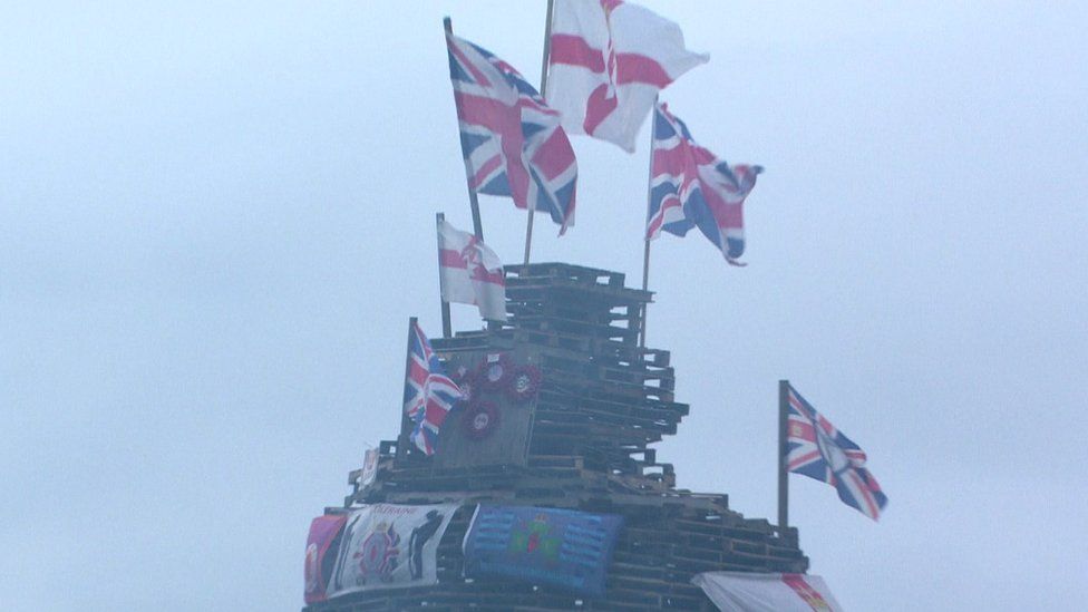 Derry bonfire: Poppy wreaths and flags treated as hate crime - BBC News
