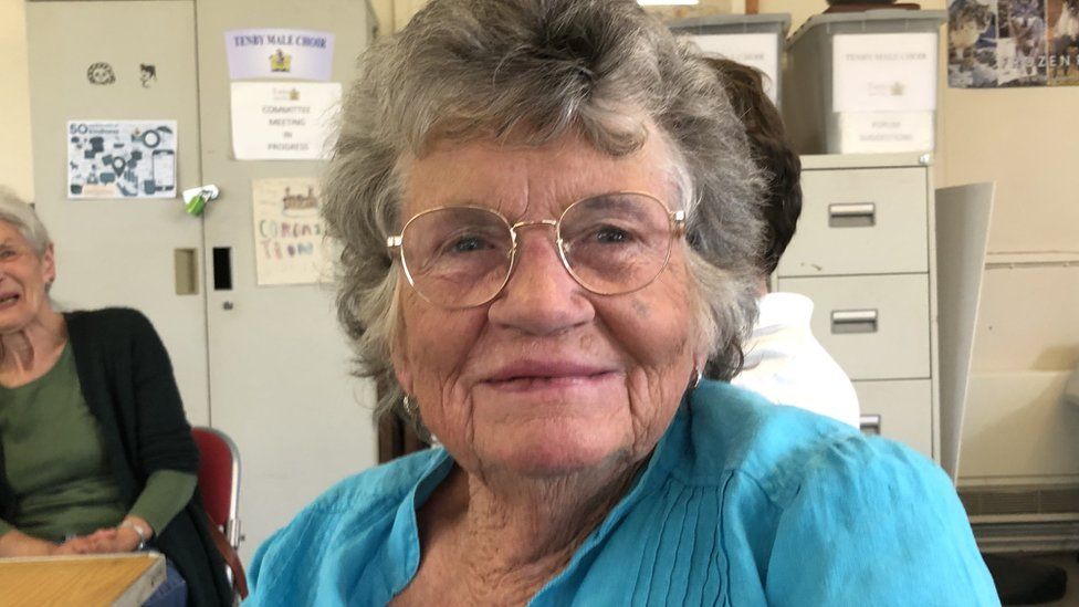 Perygl i filoedd golli eu golwg tra'n disgwyl triniaeth - BBC Cymru Fyw