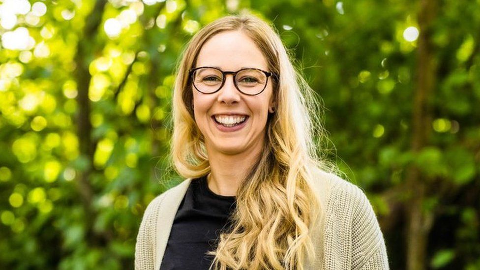 Diffyg cyfleusterau mislif yn y byd chwaraeon yn 'rhwystr i ferched ...