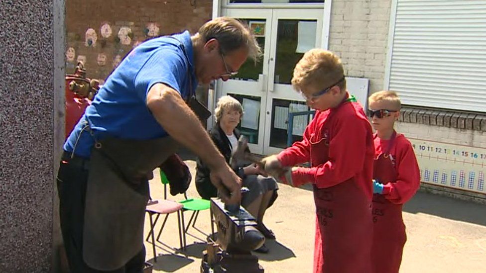 Royal Welsh Show: Blacksmiths forge World War One memorial - BBC News