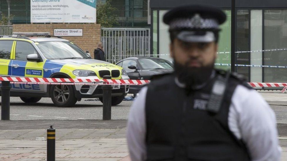 Met Police detective injured in Hackney shooting - BBC News