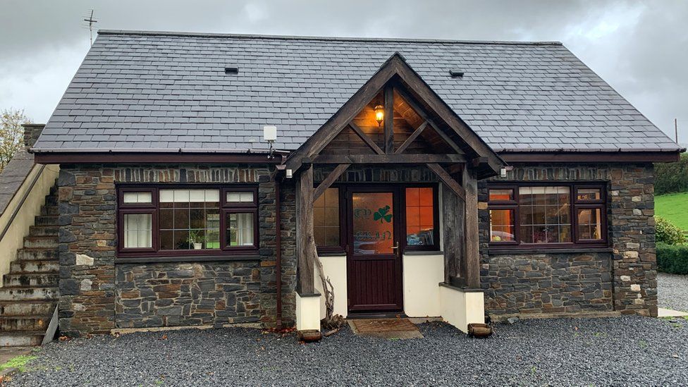 Covid: Biliau treth 'annheg' i berchnogion llety gwyliau - BBC Cymru Fyw