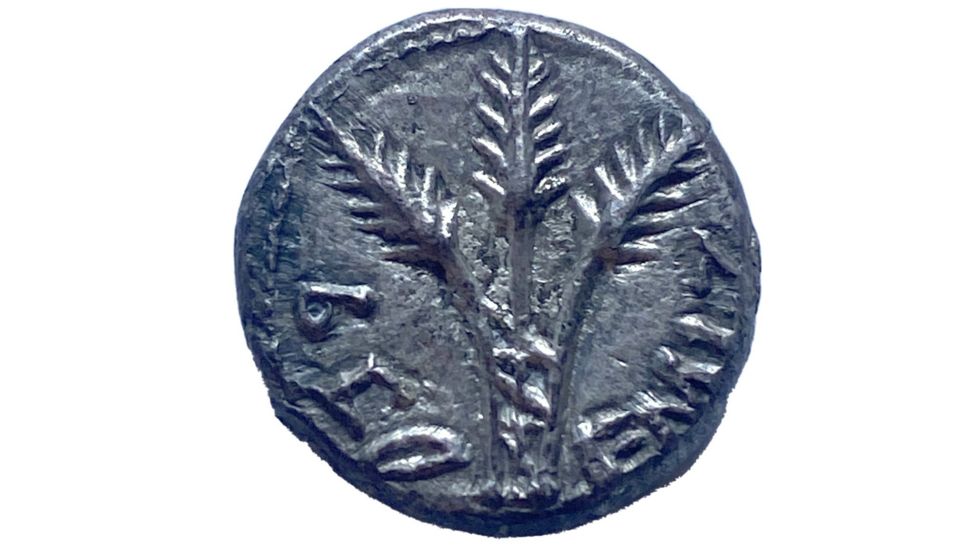 Gold coins hidden in 7th Century found in wall - BBC News