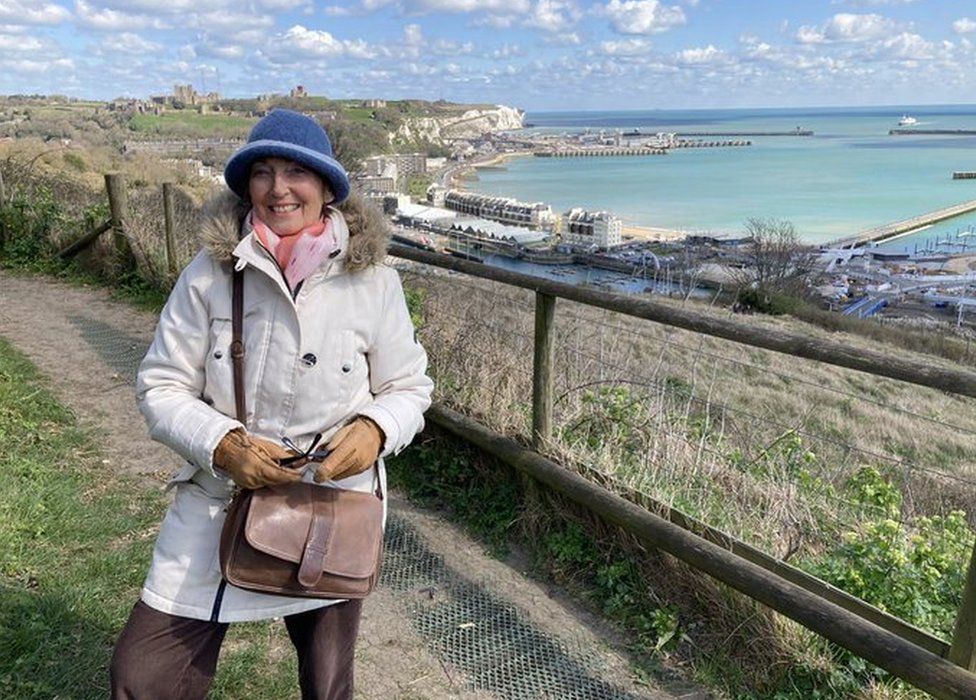 Dame Vera Lynn: White Cliffs memorial gets government backing - BBC News