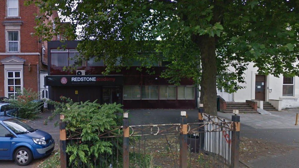 Birmingham Islamic school 'segregated' boys and girls - BBC News