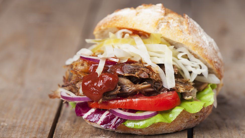 Barbecued rare burgers 'pose food poisoning risk' - BBC News