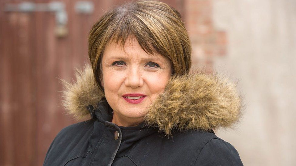 Addunedau: 'Ail-osod y cloc' neu 'bywyd yn rhy fyr'? - BBC Cymru Fyw