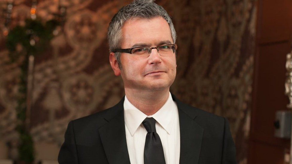 Leicester Comedy Festival founder to leave after 30 years - BBC News