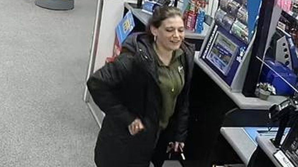 Sarah Henshaw: Man charged with murdering mother-of-two - BBC News