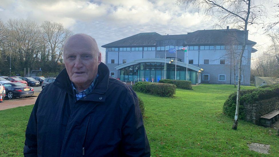 Ystyried cynyddu nifer cynghorwyr Ynys Môn o 30 i 35 - BBC Cymru Fyw