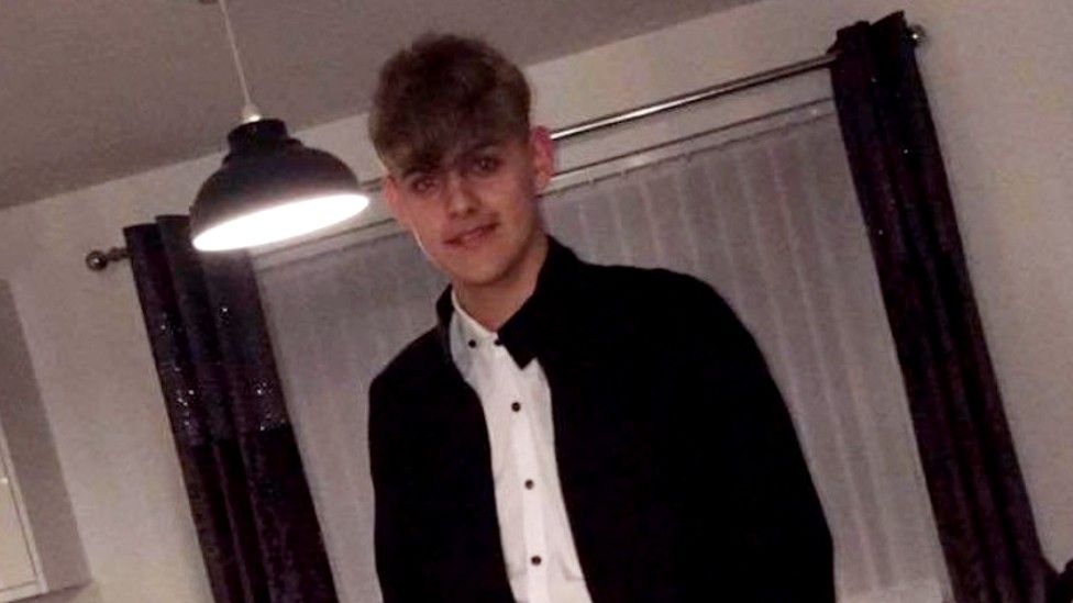 Neath Port Talbot's Marcus Evans saves woman from burning house - BBC News