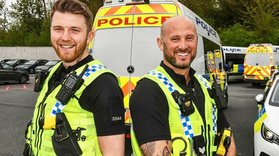 West Yorkshire officers awarded for bravery tackling knifeman - BBC News