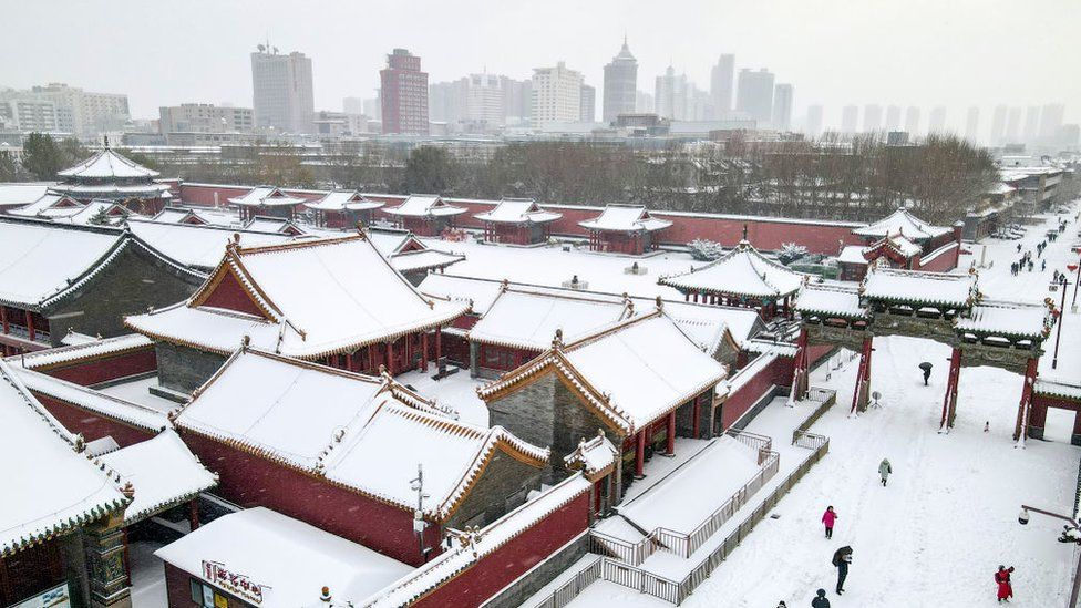 China: Biggest snowfall in city of Shenyang for 116 years - BBC Newsround