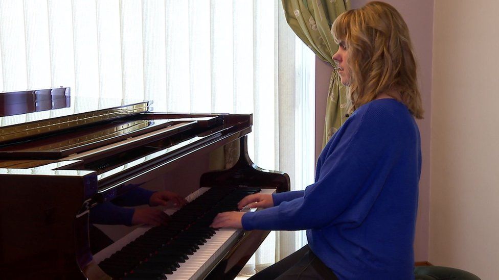 Taith pianydd dall i berfformio mewn gŵyl yn Japan - BBC Cymru Fyw