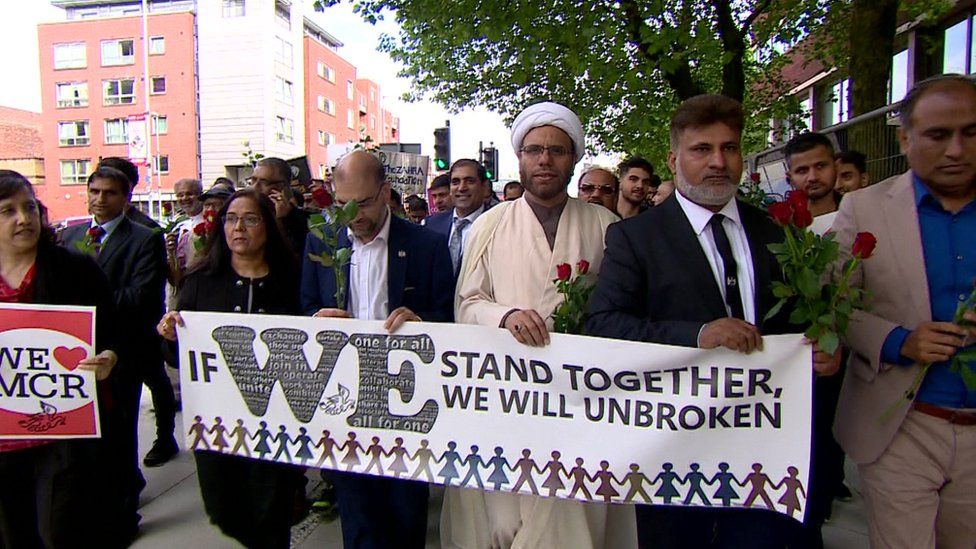 Manchester attack: Muslim community holds 'peace walk' - BBC News