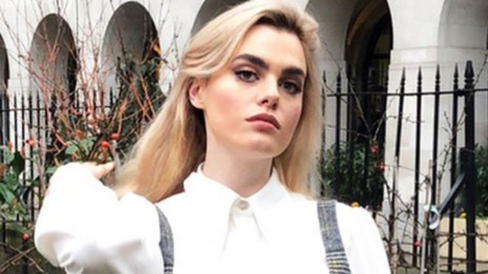 Body dysmorphia: Artists tackle distorted self perceptions - BBC News