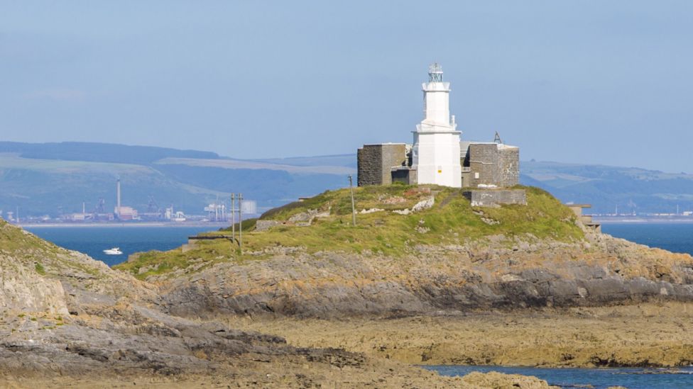 Amseriad gwaith atal llifogydd yn pryderu masnachwyr - BBC Cymru Fyw