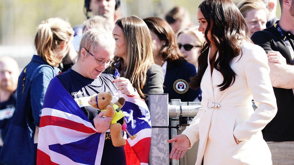 Invictus Games: Gold medal winner Lisa Johnston's royal hugs - BBC News